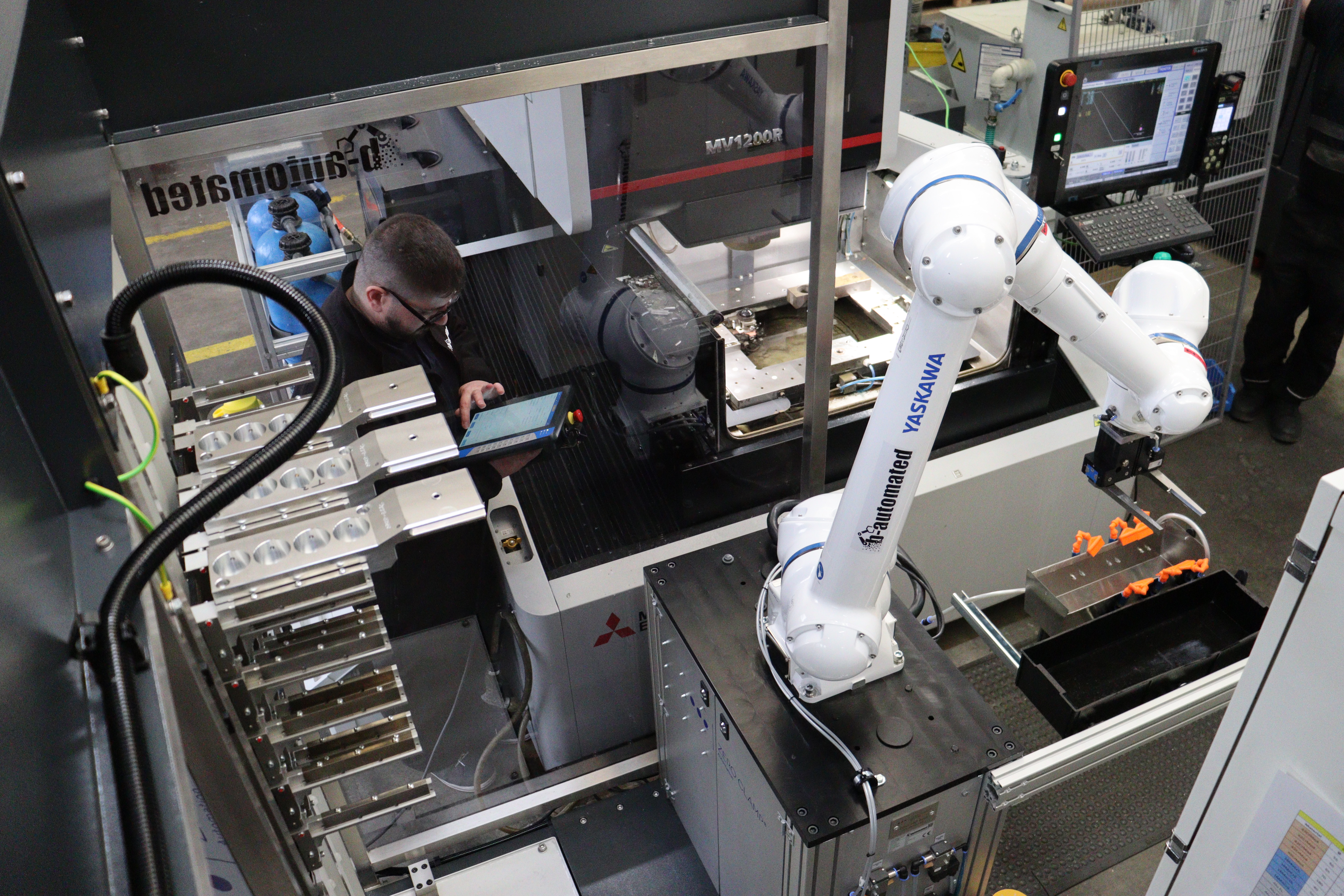 Systemintegrator b-automated automatisiert Erodiermaschine mit Cobot ...